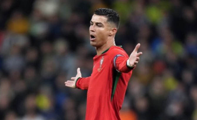 كريستيانو ينفجر غضبا .. هل تعمد مدافع برشلونة تجاهل رونالدو في مباراة ...