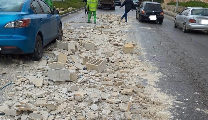 حمولة شاحنة من الطوب تعيق السير في شارع الاستقلال | أردنيات | زاد ...