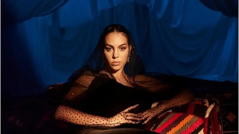 جورجينا تروّج لعطر سعودي باللغة العربية وإقبال كثيف على شراءه | من هنا ...